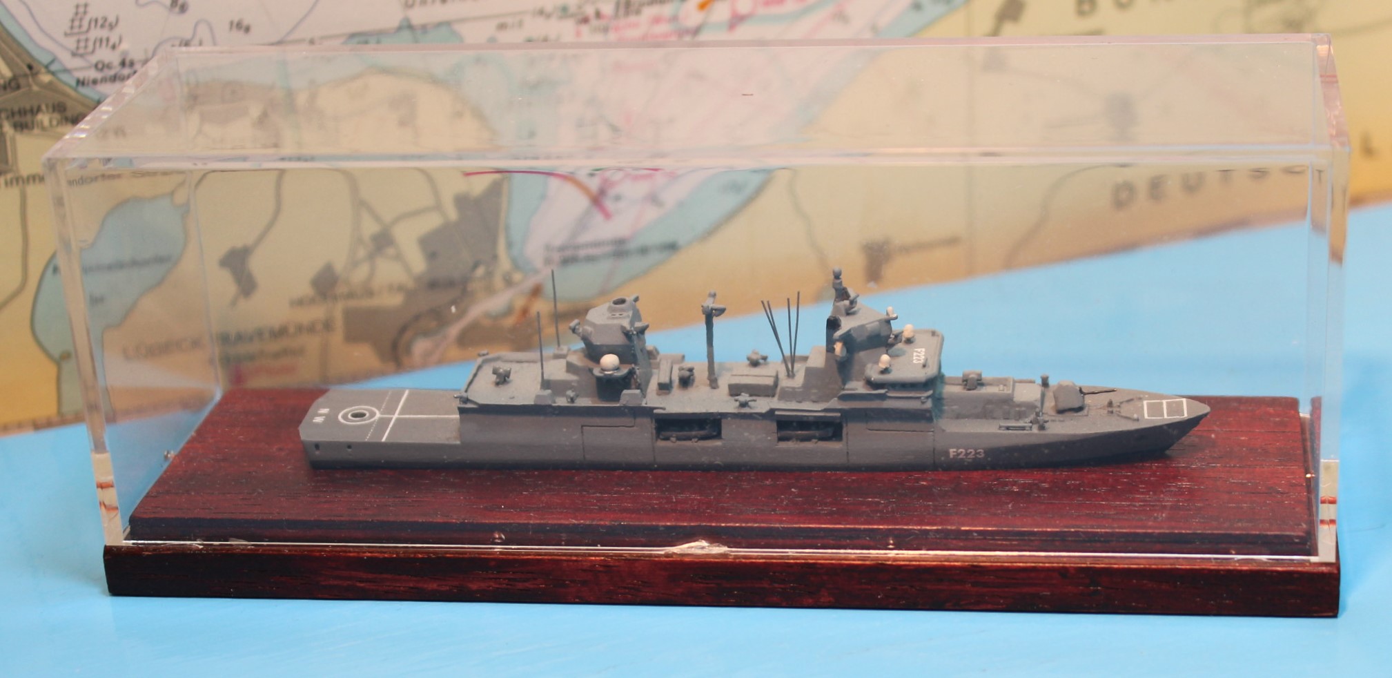Ships-and-more - Fregatte F 223 "Nordrhein-Westfalen" in Vitrine (1 St ...